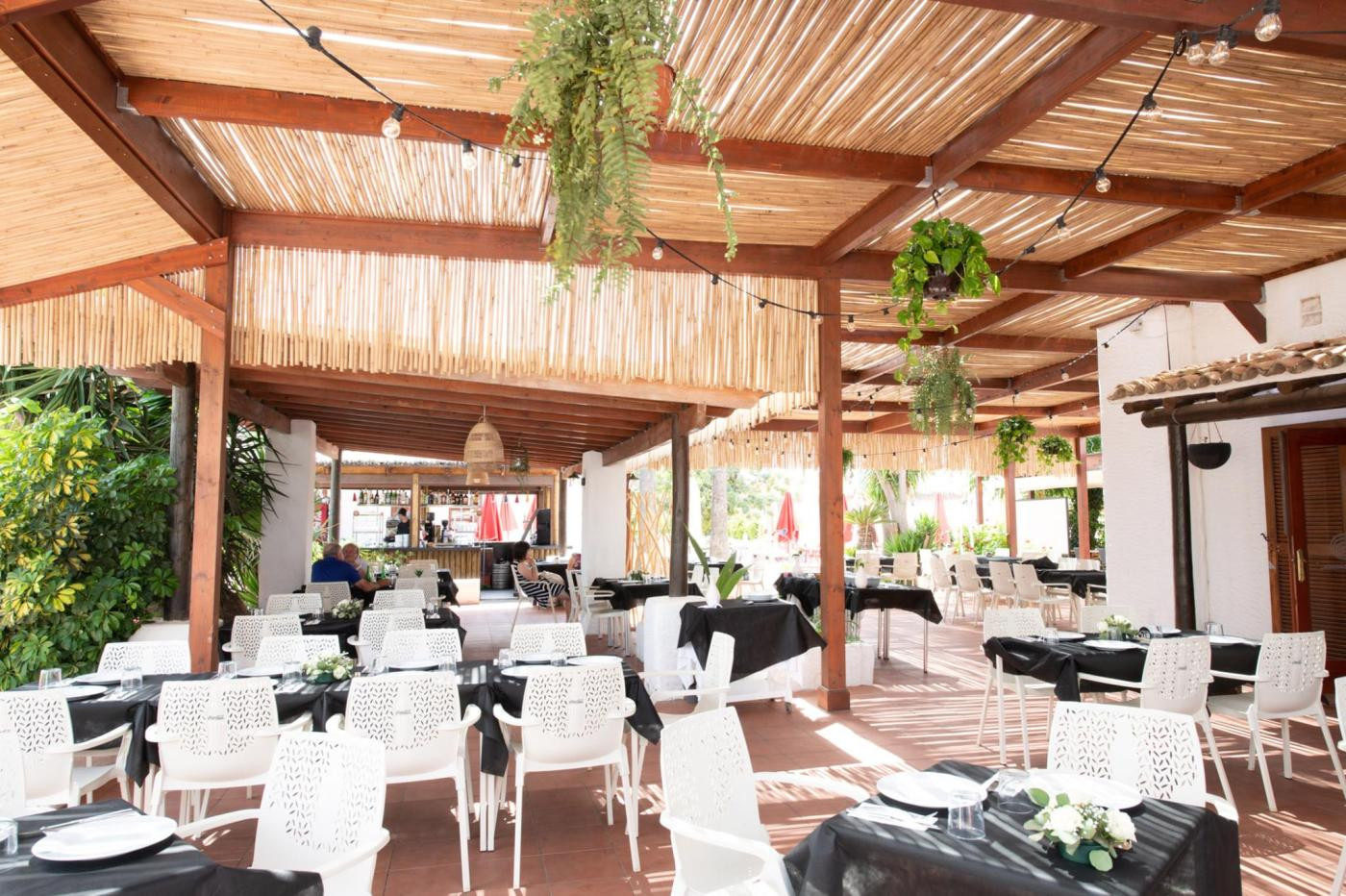 Disfruta de restaurante en Devesa Gardens, mejor camping de Valencia